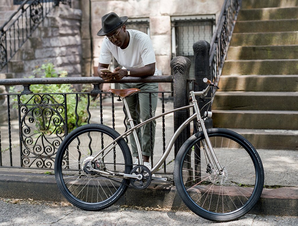 Maak kennis met 's werelds lichtste E-bike | MAN MAN