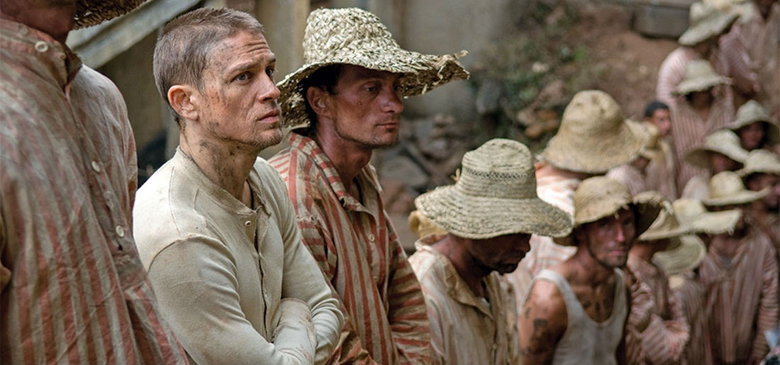 Check de trailer van de brute film 'Papillon' met Jax Teller en Rami ...
