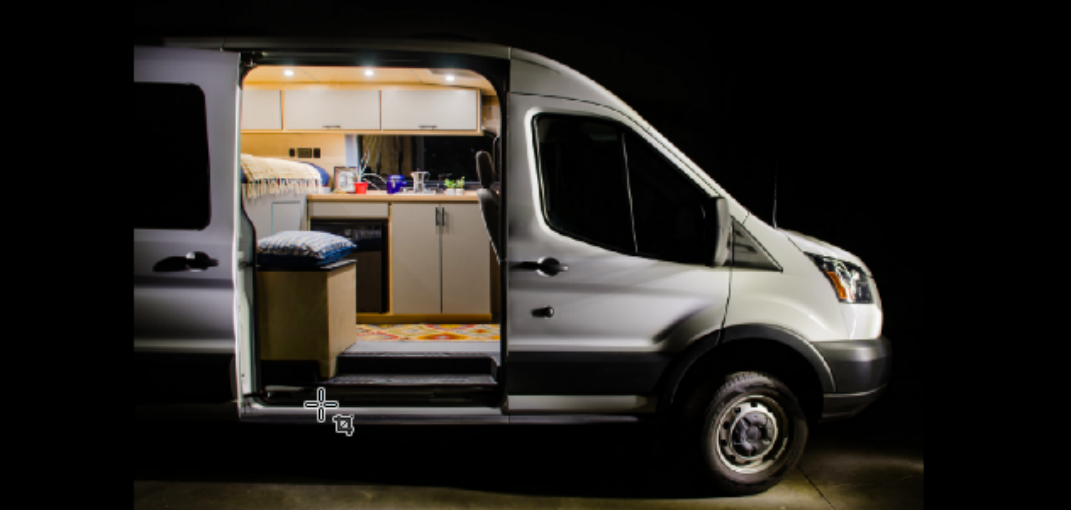 Dit Ford Transit-busje is omgebouwd tot een volwaardige luxe camper
