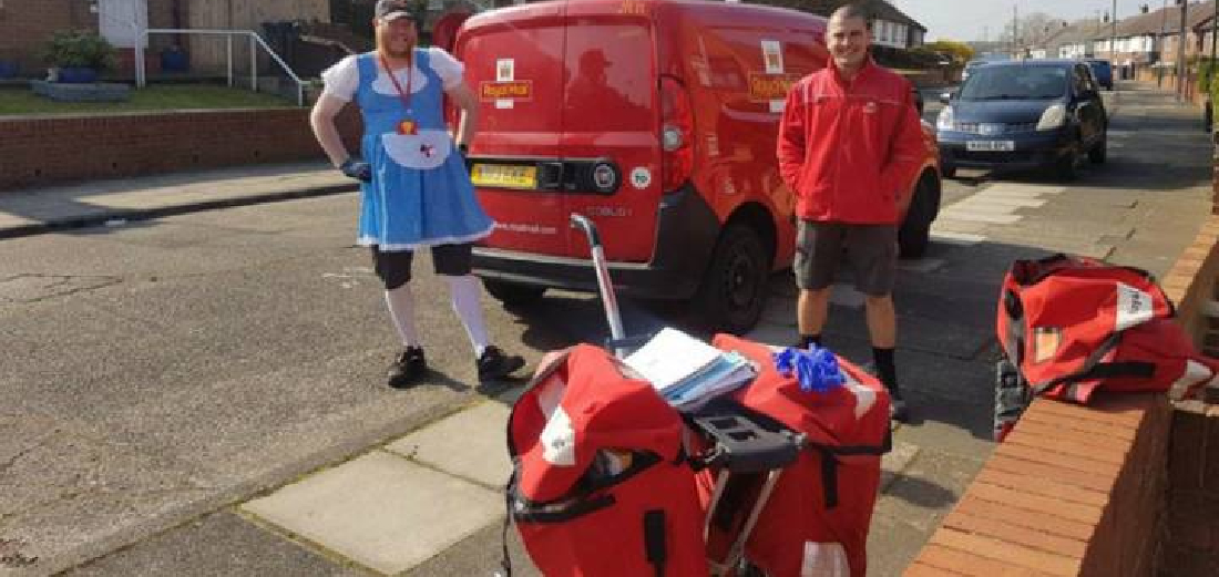 Deze postbode bezorgt iedere dag zijn pakketjes in een andere outfit