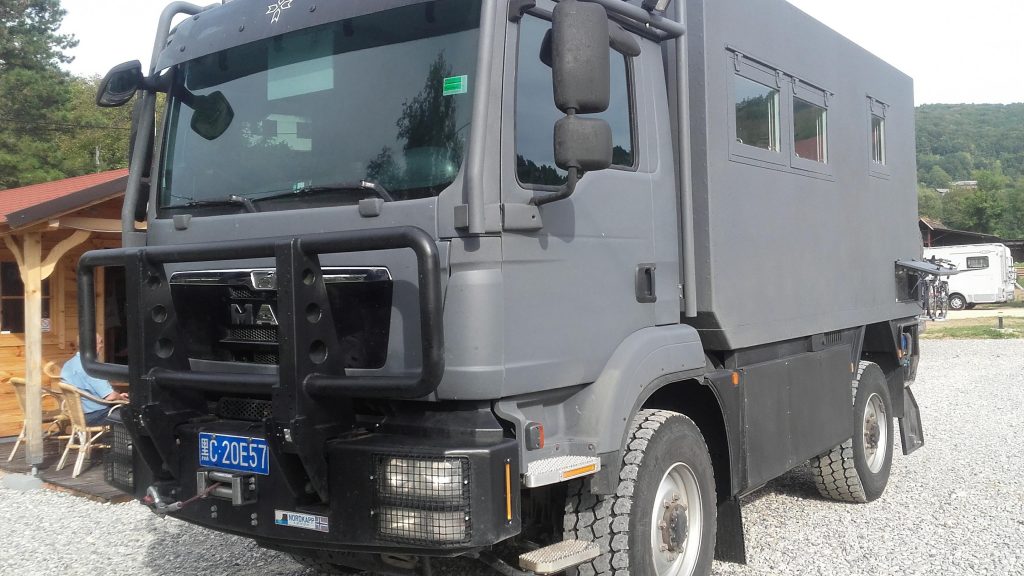 Deze brute all-black camper is de droom van iedere man