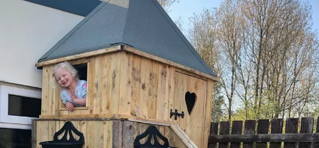 Vader bouwt zelf geweldige boomhut voor zijn dochtertje voor maar €10,-