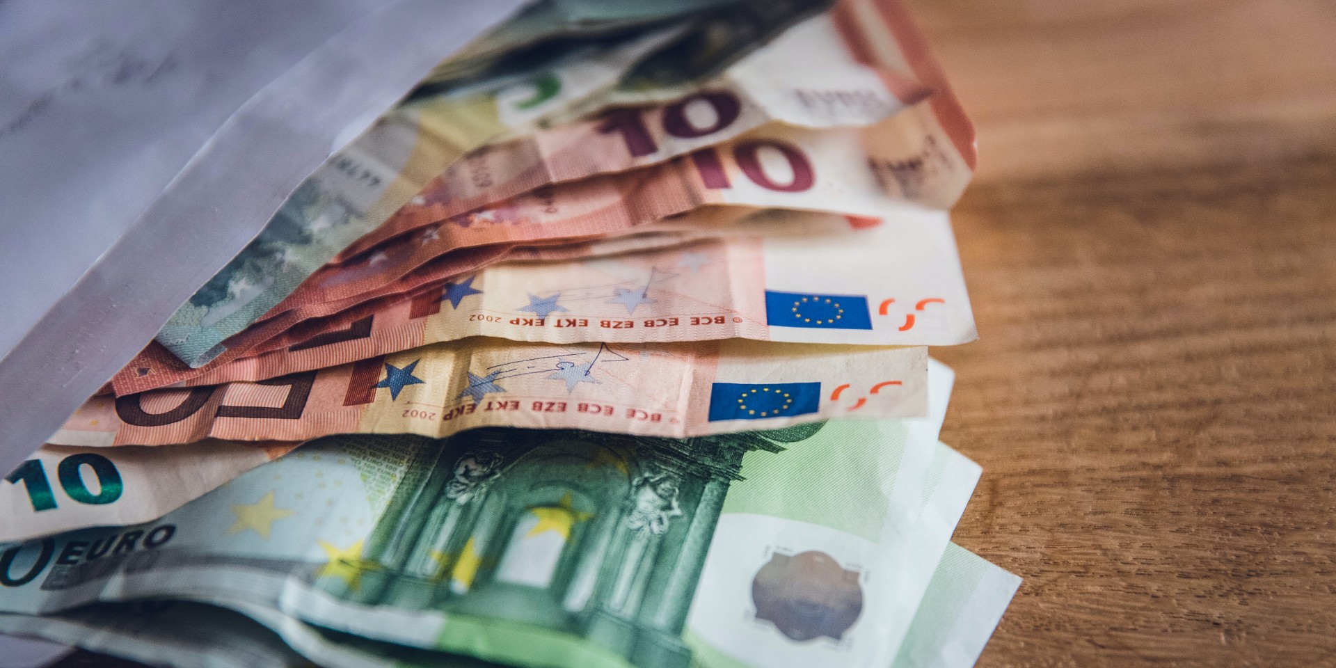 Geld tips: financieel je hoofd boven water houden in deze moeilijke tijd