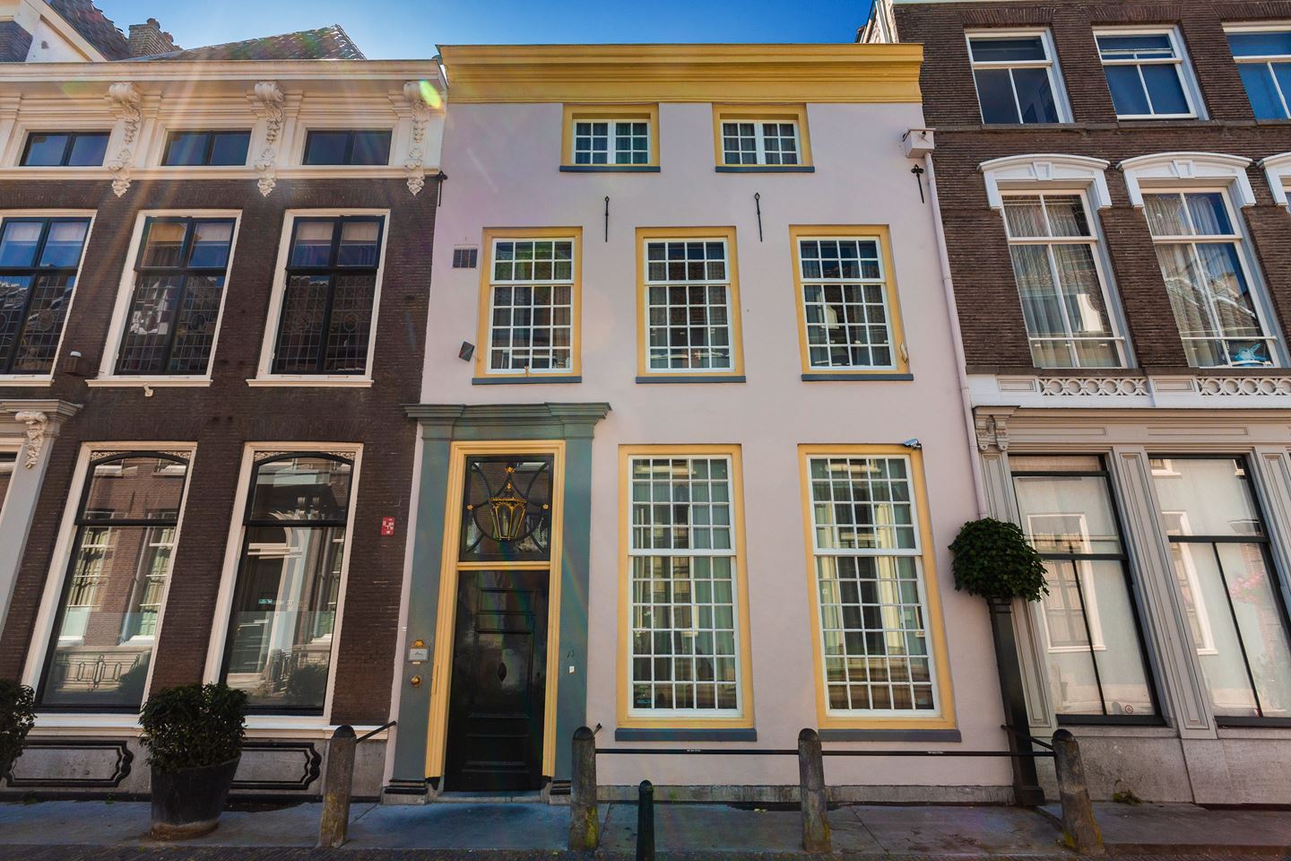 Dit rijtjeshuis in Utrecht is vanbinnen een verborgen historisch paleis