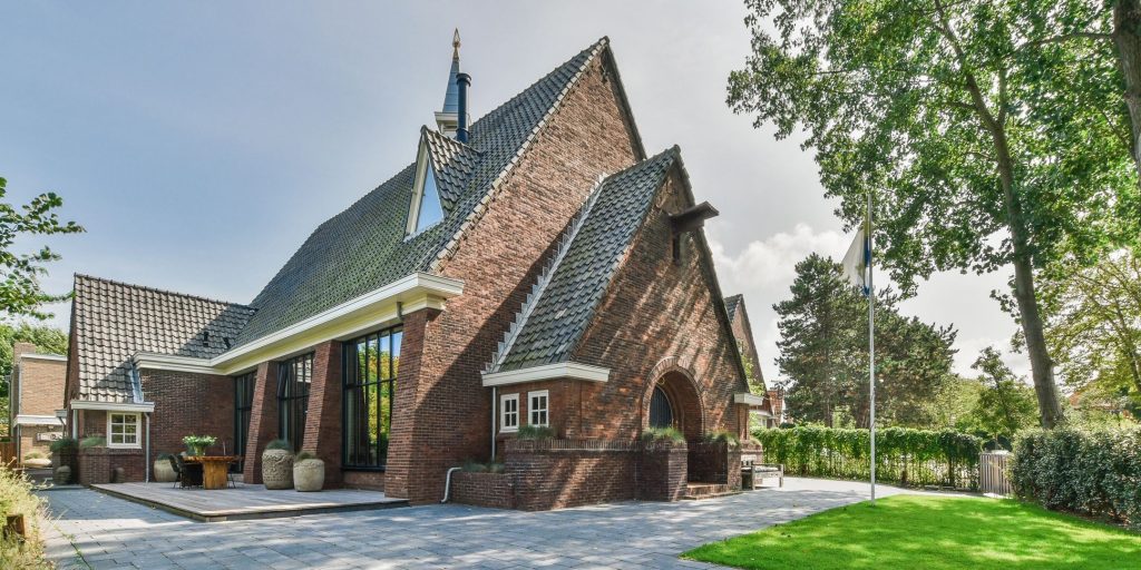 Te koop op Funda: luxe kerk is de fantasie van elke man | MAN MAN