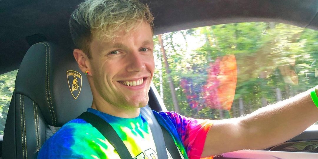 Enzo Knol wil zijn auto in een paarse kleur wrappen, maar gaat de mist in