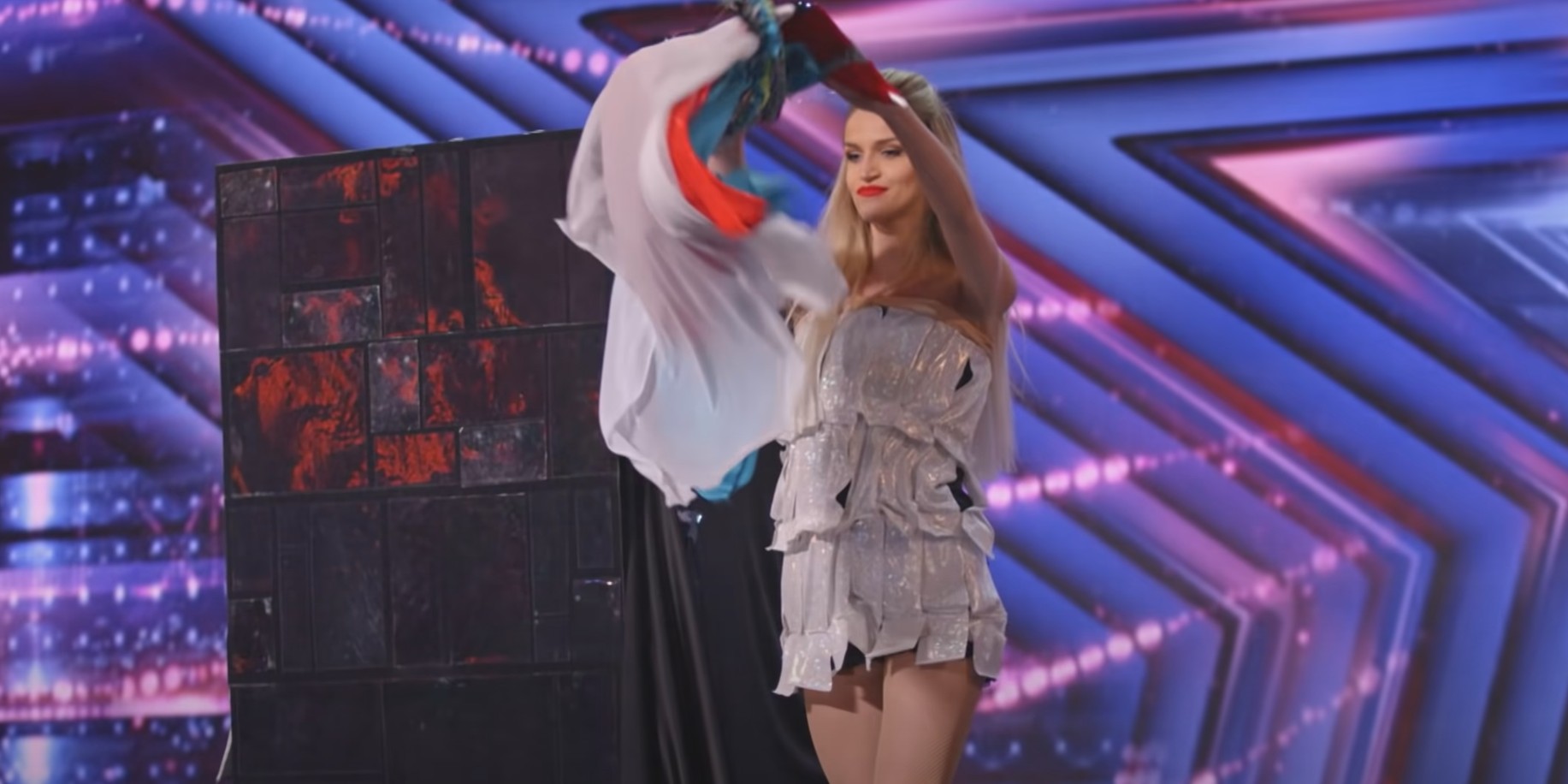Bizarre America's Got Talent-act: dame dame vliegensvlug van kleren