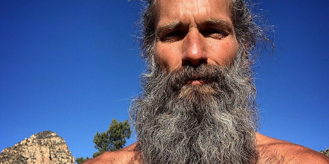 Troy Casey (55) behoudt sixpack door het drinken van urine