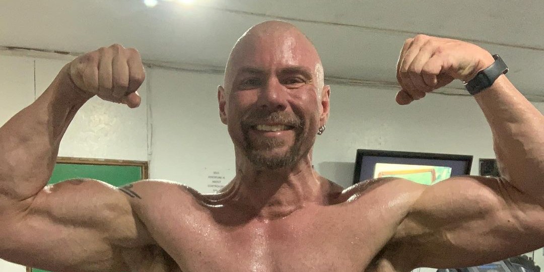 Man valt 140 kg af en gaat van veel te zwaar naar bodybuilder