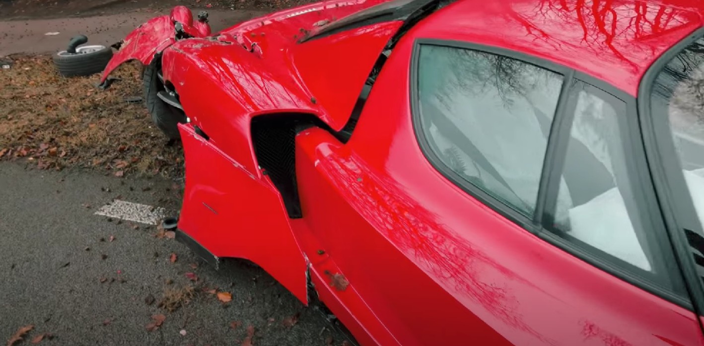 Ferrari Enzo (t.w.v. € 3 miljoen) crasht hard tegen een boom in Baarn