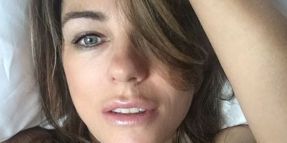 Elizabeth Hurley (56) is net zo fit als vroeger en bewijst dat op Instagram
