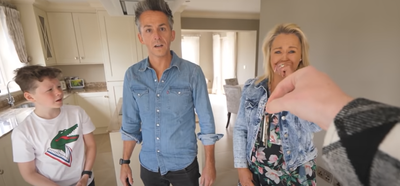 Ierse Adam (20) geeft zijn ouders hun droomwoning cadeau | MAN MAN