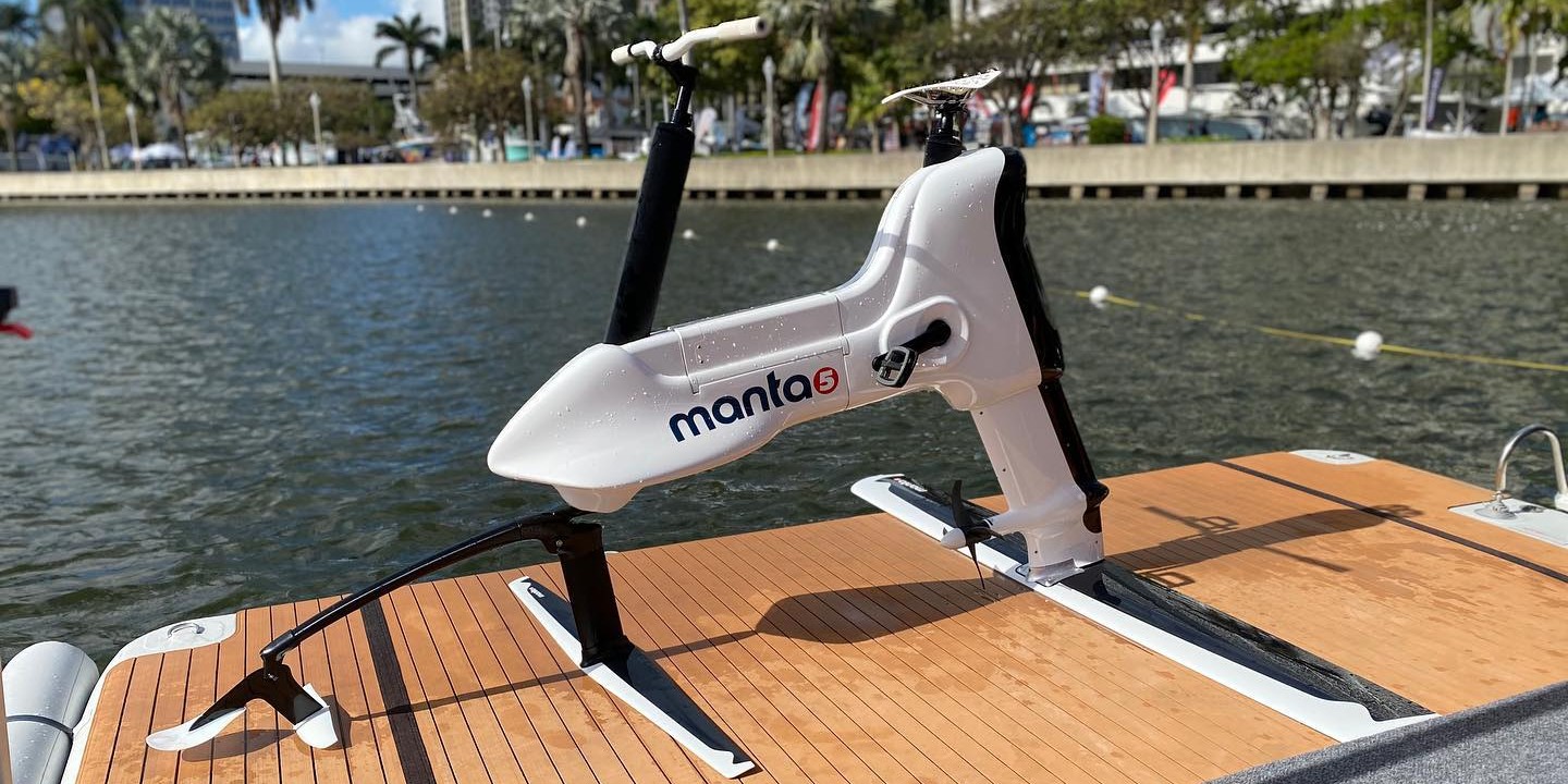 Met deze nieuwe elektrische waterfiets scheur je keihard over het water