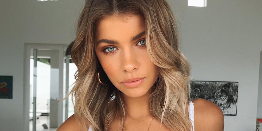 Video Kristina Mendonca gaat wereldwijd viral door hilarische photobomb