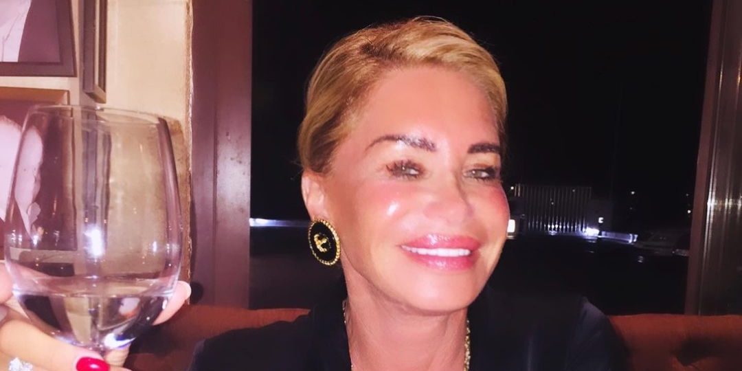 Connie Witteman viert feest met doorschijnende blouse in de zee