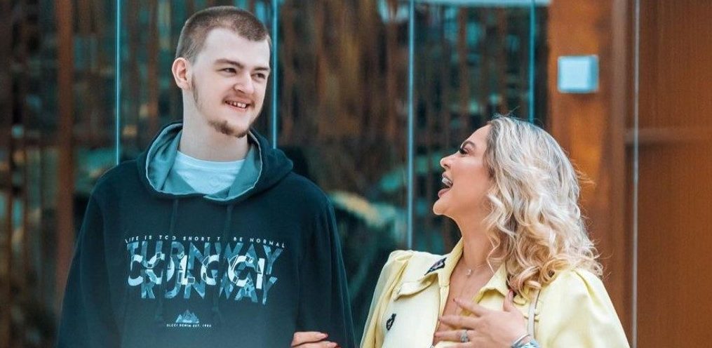 Jongen maakt OnlyFans account voor zijn moeder | MAN MAN