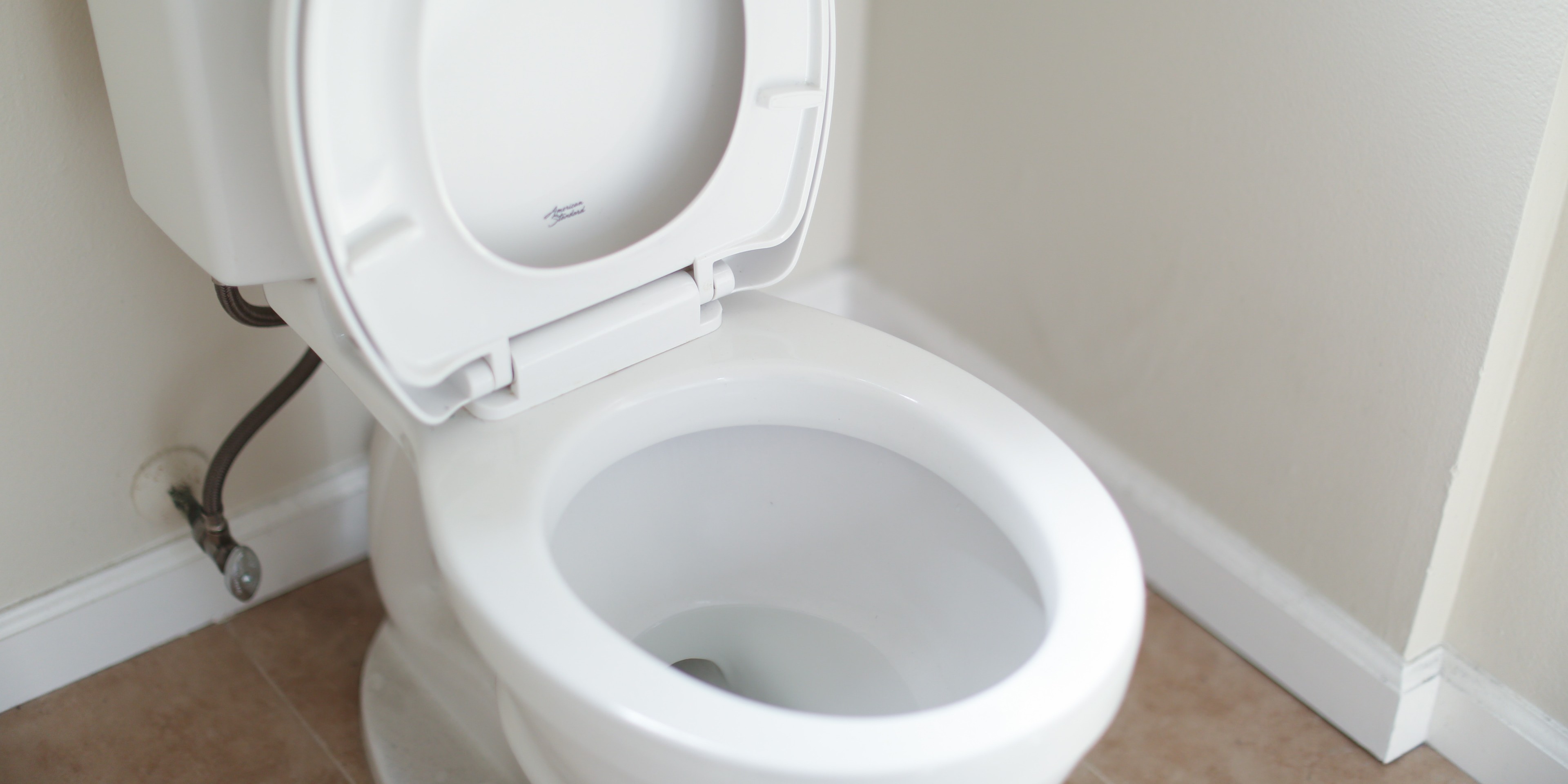 Expert waarschuwt: "zit niet langer dan 5 minuten op de wc!"