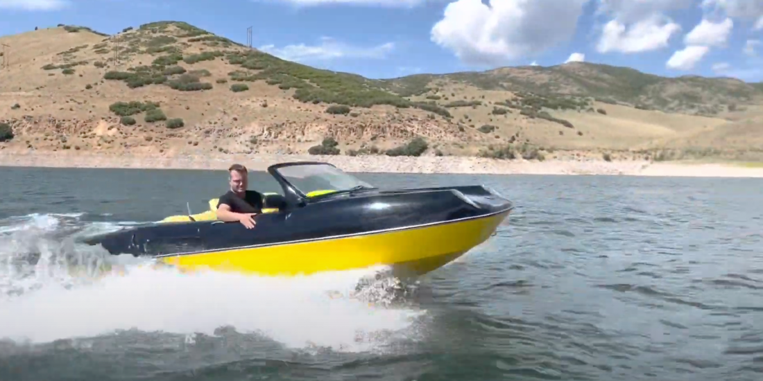 Mannen bouwen zelf een Porsche-speedboot en scheuren over het water