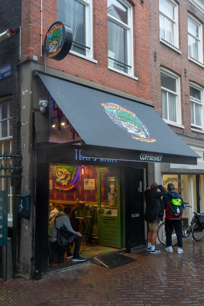3 must-visit coffeeshops in Amsterdam | MAN MAN