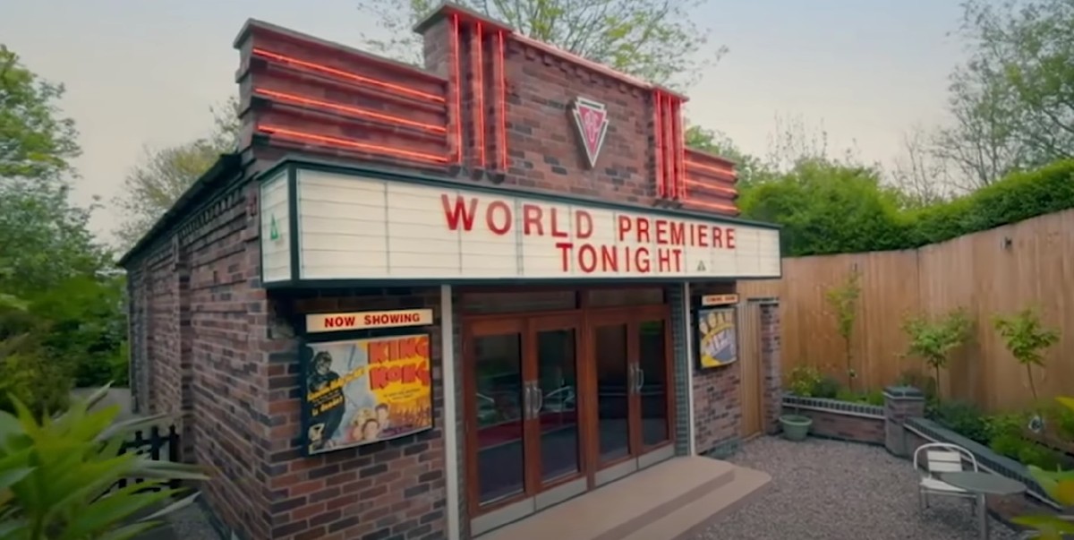 Man bouwt zelf een levensechte mini-bioscoop in de achtertuin