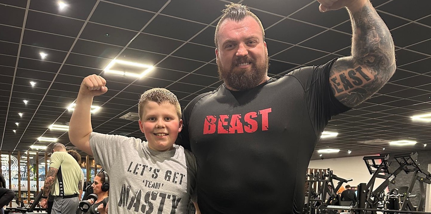 10-jarig zoontje van Eddie Hall bankdrukt veel kilo's voor zijn leeftijd
