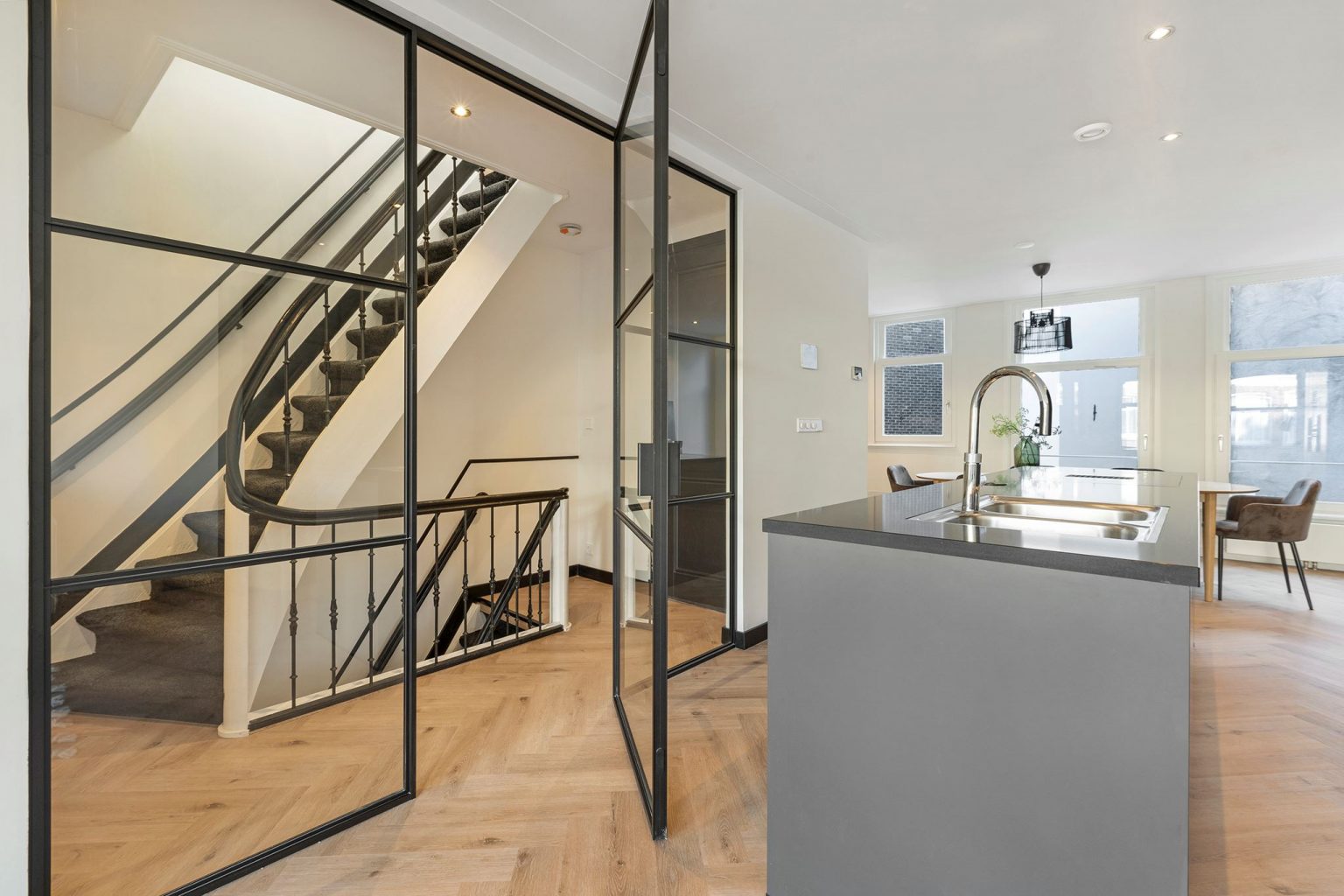 Tim van Rijthoven koopt prachtig, nieuw huis met vriendin