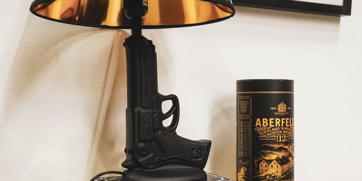 Deze James Bond pistool-lamp staat nu te koop op Bol.com