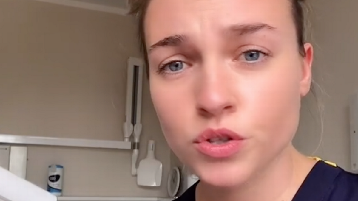 Waarom je na het tandenpoetsen niet met mondwater moet spoelen