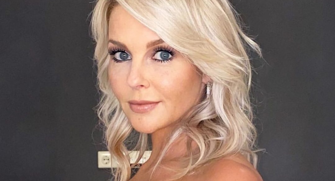 Chantal Janzen staat zonder shirt op de cover van magazine &C