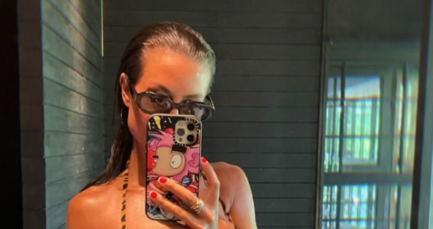 Jaimie Vaes geniet van Indonesië in dierlijke bikini | MAN MAN