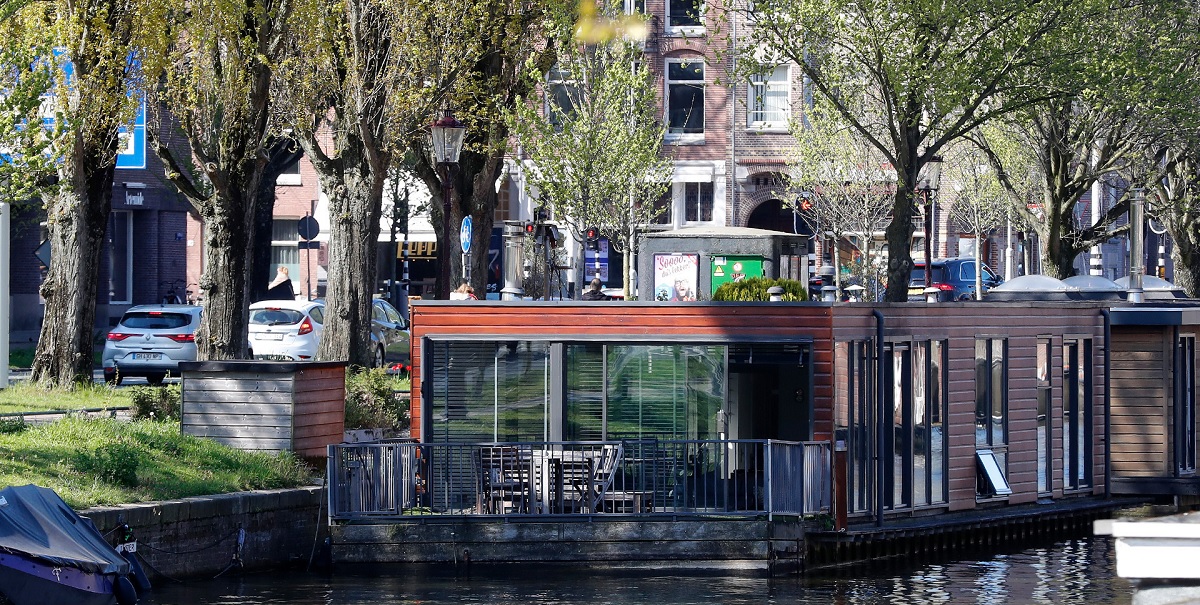 Martijn Krabbé woont noodgedwongen op deze prachtige woonboot