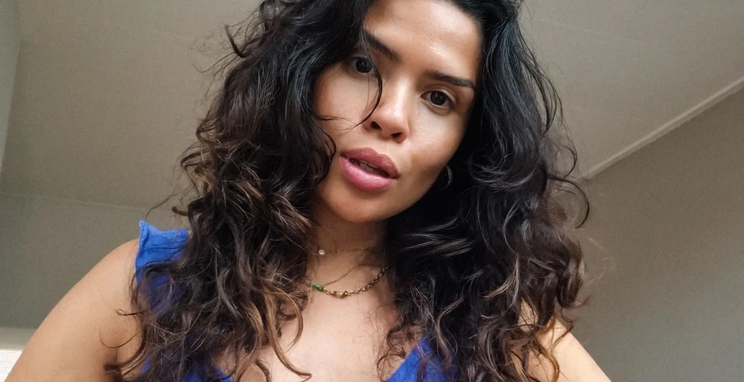 Melro is één van de drie knappe halfzussen van Kim Feenstra