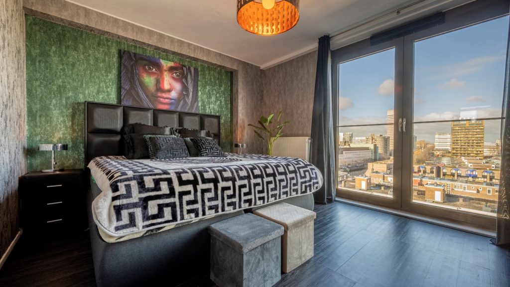 Rapper Kevin koopt peperduur Rotterdams penthouse | MAN MAN