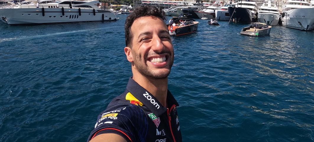 Daniel Ricciardo verschijnt op de grid met peperduur horloge
