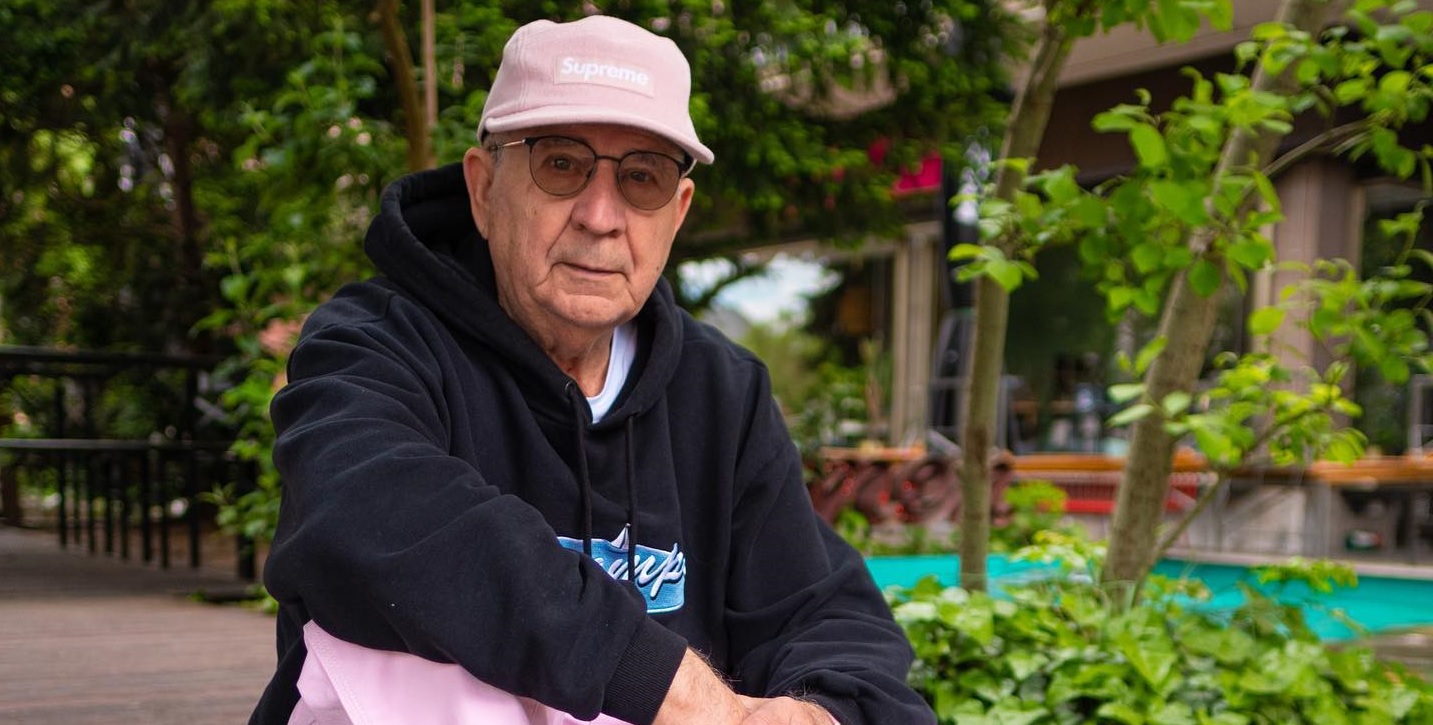 Opa heeft 4,2 miljoen TikTok-volgers door héél toffe kledingstijl