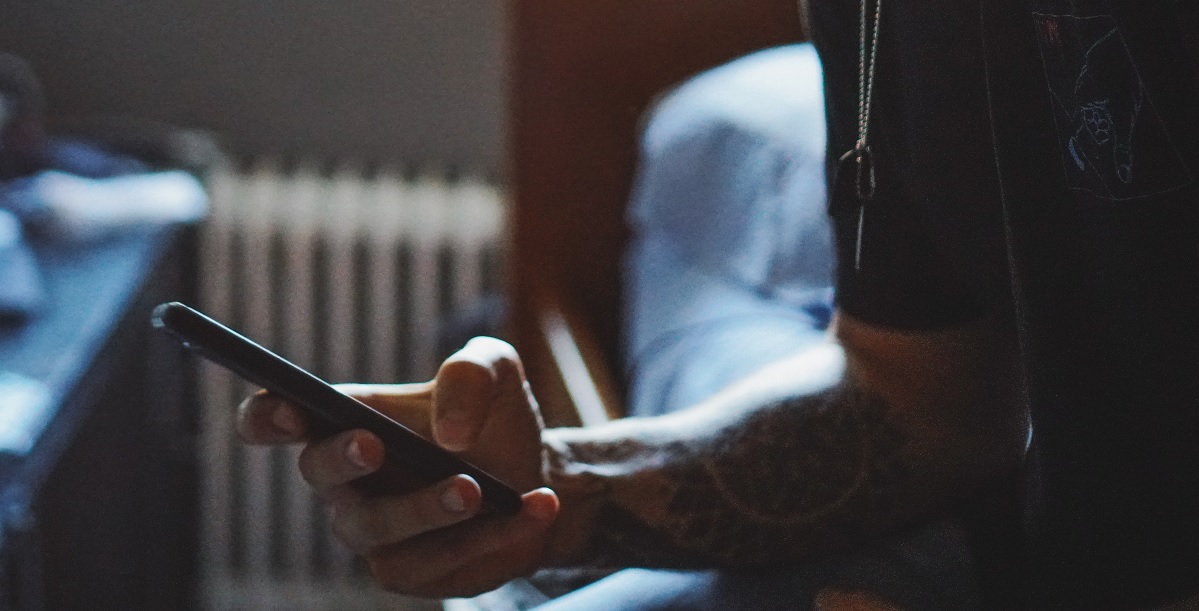 3 signalen die erop wijzen dat jij aan 'nomofobie' lijdt | MAN MAN