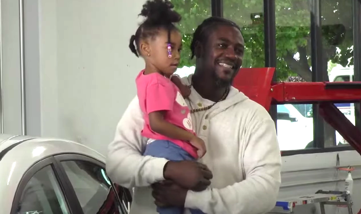 Isaac Taylor, vader van 6 kinderen, ontvangt gratis auto