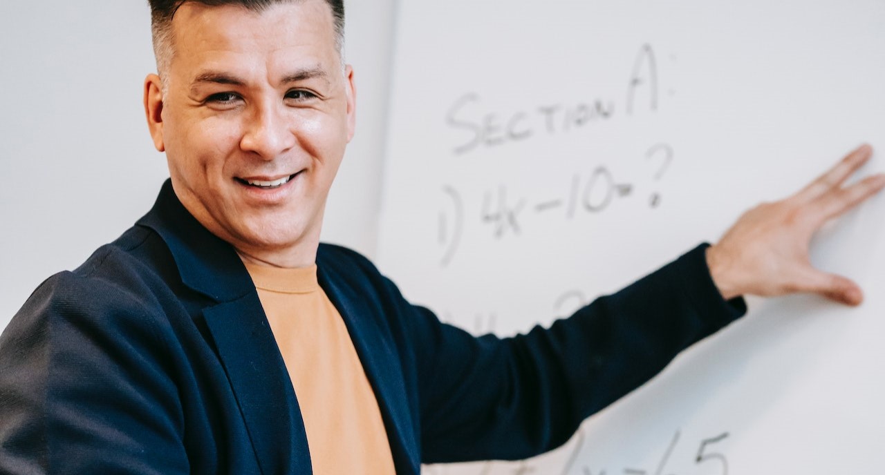 Wat is het gemiddelde salaris van een mbo-docent?