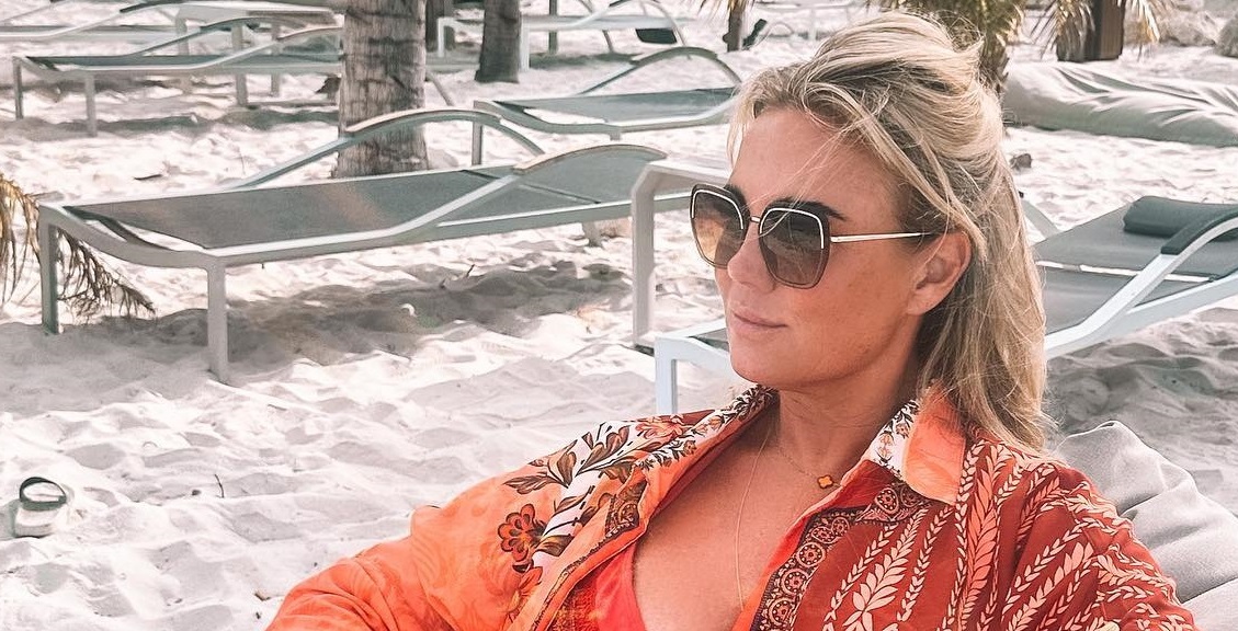 Monique Westenberg paradeert in bikini op het strand op Curaçao