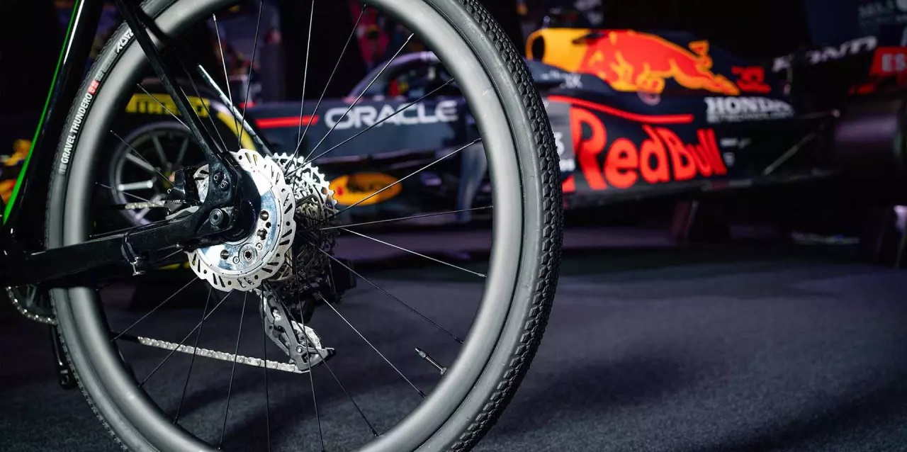 Red Bull komt met apparaatje dat van jouw fiets een e-bike maakt