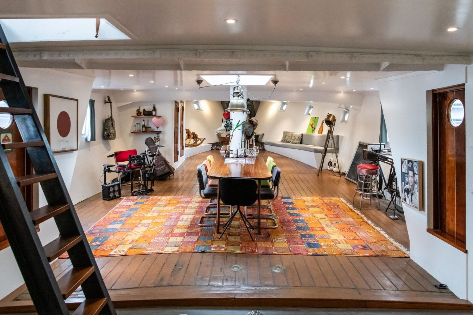 De oude woonboot van Douwe Bob staat te koop Funda