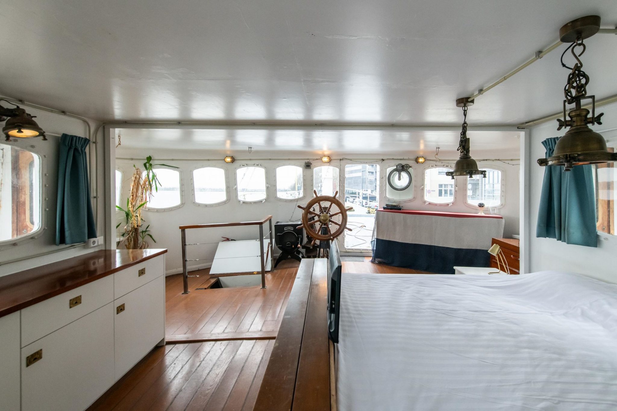 De oude woonboot van Douwe Bob staat te koop Funda