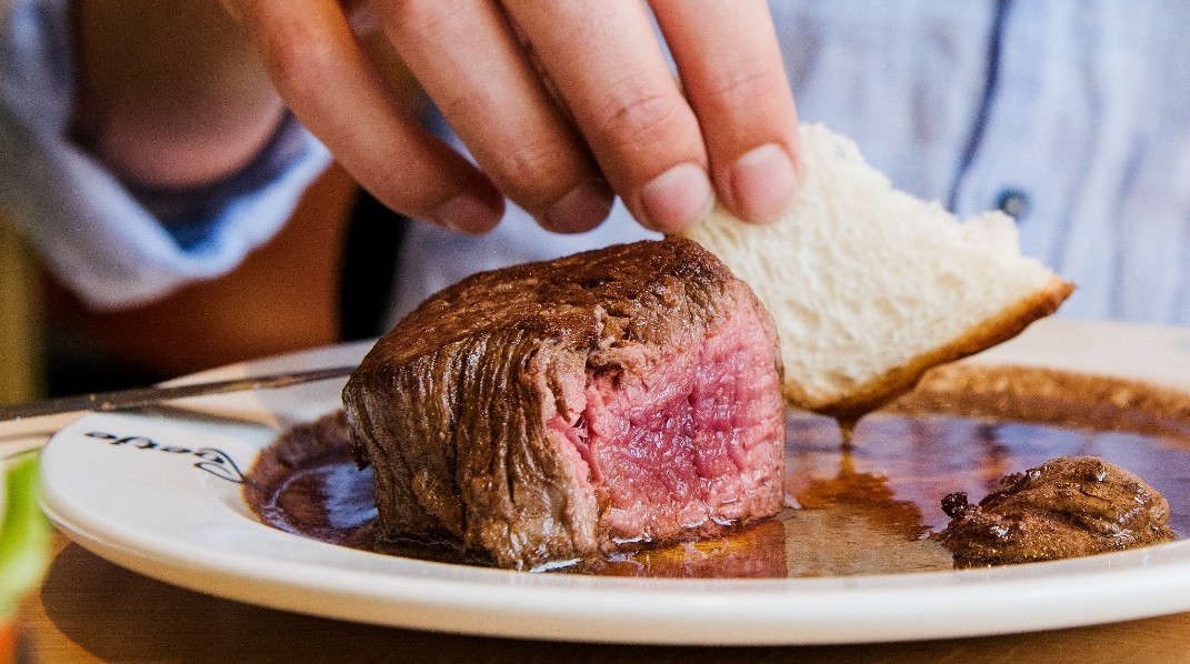 Zo maak je zelf dé overheerlijke biefstuk van Loetje in 5 stappen