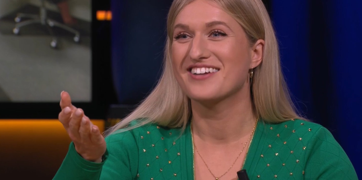 Britt Dekker showt absurd fit figuur in bikini's: "Blauw of roze?"