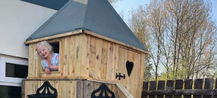 Vader bouwt zelf geweldige boomhut voor zijn dochtertje voor maar €10,-