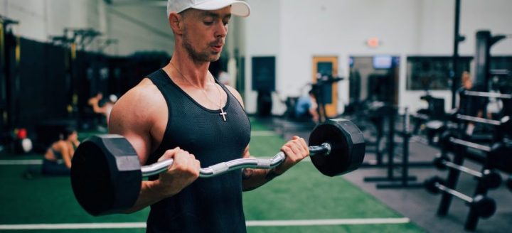 De beste oefeningen om grote spierballen te krijgen