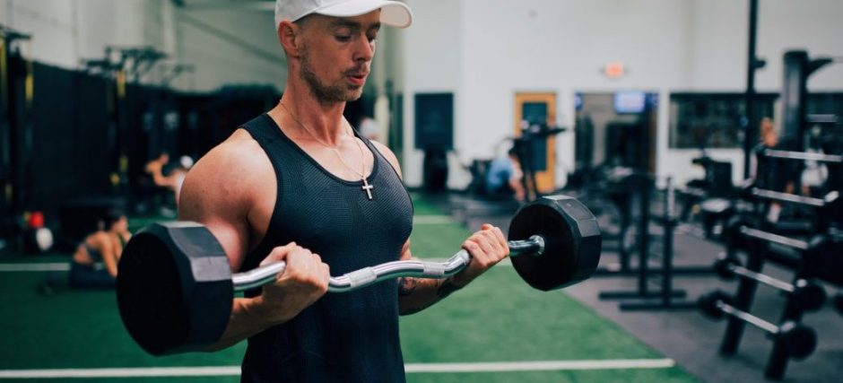 De beste oefeningen om grote spierballen te krijgen