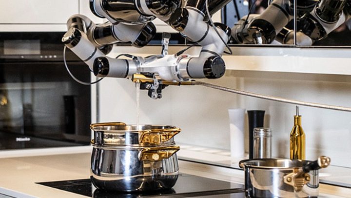 Deze peperdure huishoud robot kookt én doet de afwas | MAN MAN