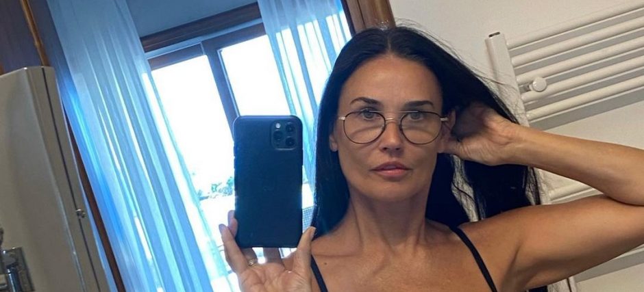 Demi Moore (58) verbaast heel Instagram met onwijs fitte bikini foto