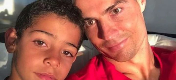 Zoontje van Cristiano Ronaldo draagt een Rolex-horloge t.w.v. $560.000